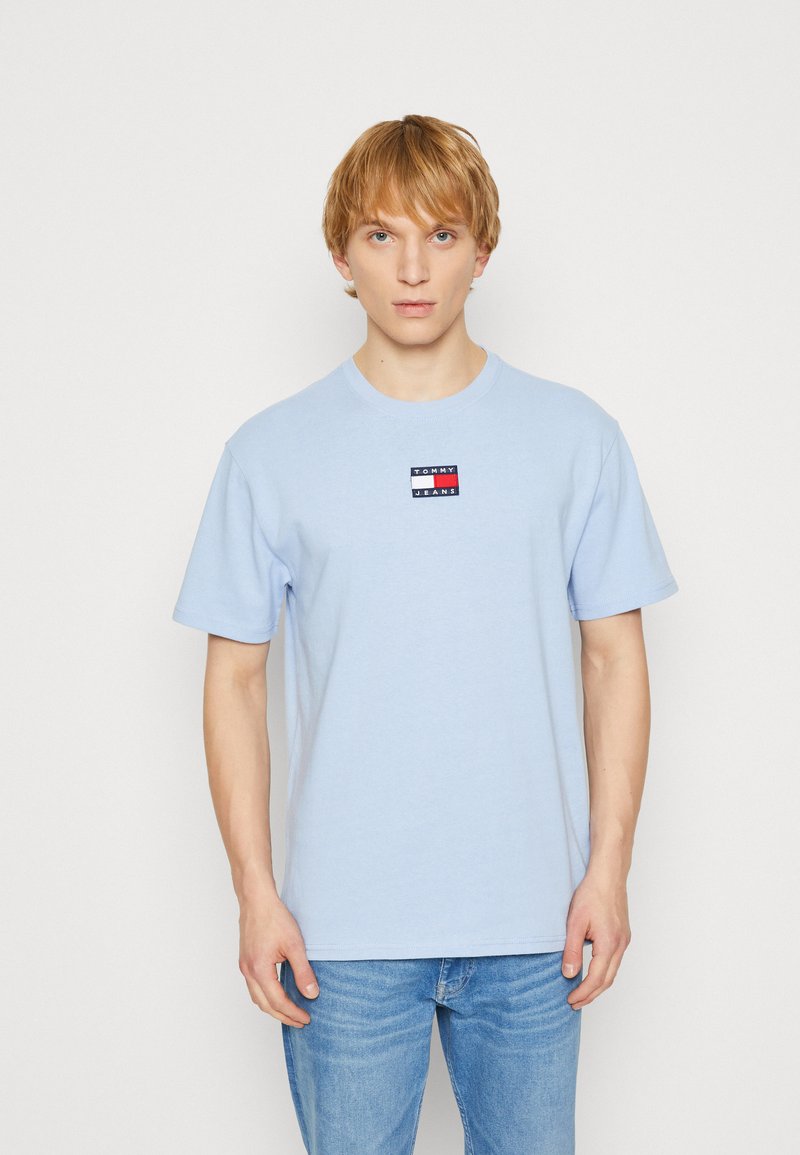 Tommy Jeans BADGE TEE - Basic T-shirt - pearly blue/light blue ...