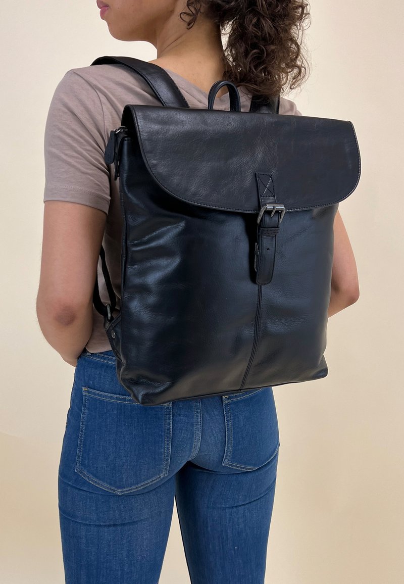 Gusti Leder KIERAN - Rucksack - black/metallic black - Zalando.de