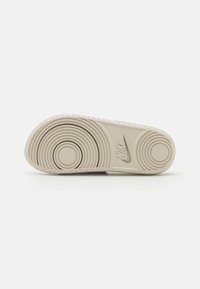 Nike Sportswear OFFCOURT SLIDE - Pantolette flach - light orewood brown ...