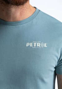 Petrol Industries T-Shirt print - aqua grey/blau - Zalando.de