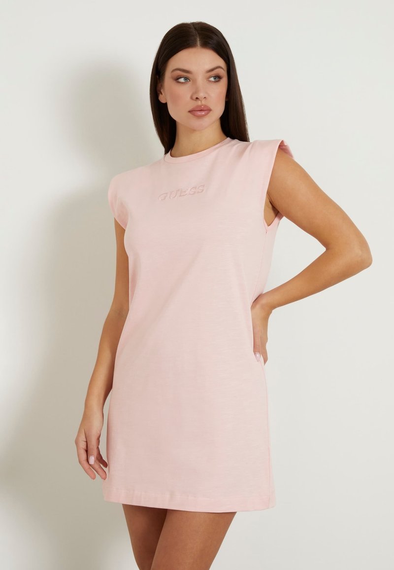 Guess MET LOGO VOORKANT - Robe en jersey - licht roze/rose clair ...