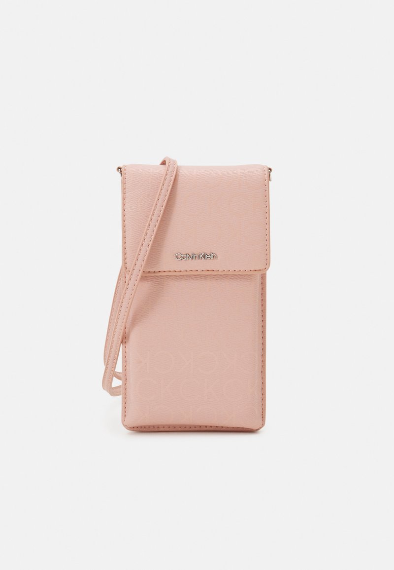 Calvin Klein MUST PHONE POUCH - Phone case - cafe au lait mono/pink ...