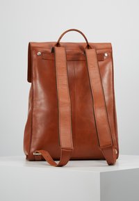 Royal RepubliQ RIOT BACKPACK - Rucksack - cognac - Zalando.co.uk