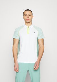 Lacoste Sport TENNIS TOUR - Poloskjorter - white/pastille mint lima ...