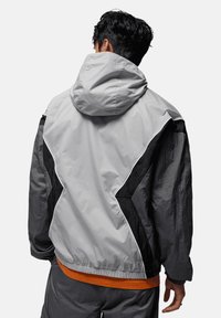 Jordan JORDAN BROOKLYN DRAFT TRAININGSJACKE INDOOR - TEXTILIEN ...