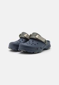 Crocs CLASSIC ALL TERRAIN - Slip-ins - navy/dusty olive/mörkblå ...