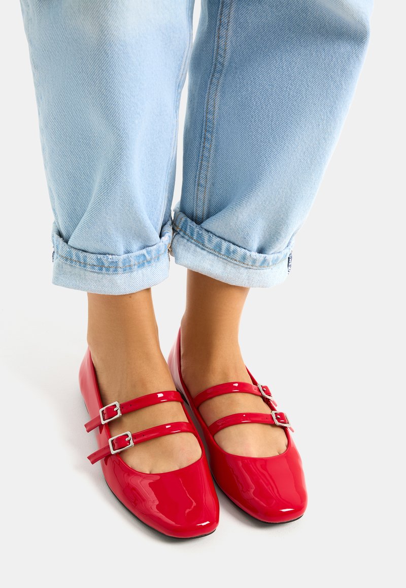 Bershka BUCKLED - Ballerinat nilkkaremmillä - red/punainen - Zalando.fi