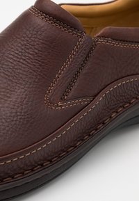 Clarks NATURE EASY - Slipper - mahogany/braun - Zalando.de