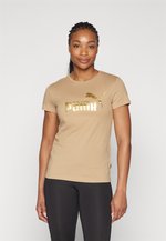 Puma METALLIC LOGO TEE - Print T-shirt - prairie tan/gold foil/beige ...