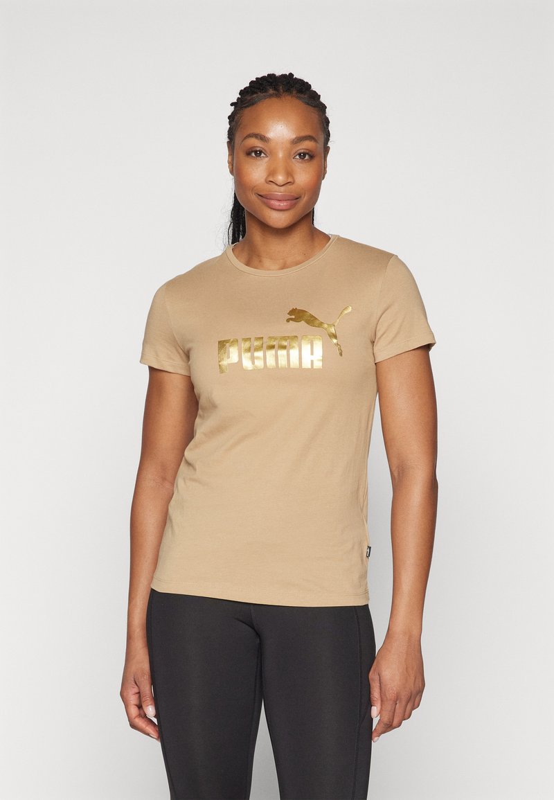 Puma LOGO TEE - Print T-shirt - prairie tan/gold foil/beige - Zalando.co.uk