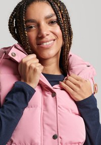 Superdry VINTAGE EVEREST - Chaleco - montauk blush/rosa - Zalando.es