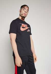 Nike Sportswear TEE SOLE RALLY - T-Shirt print - black/schwarz - Zalando.at