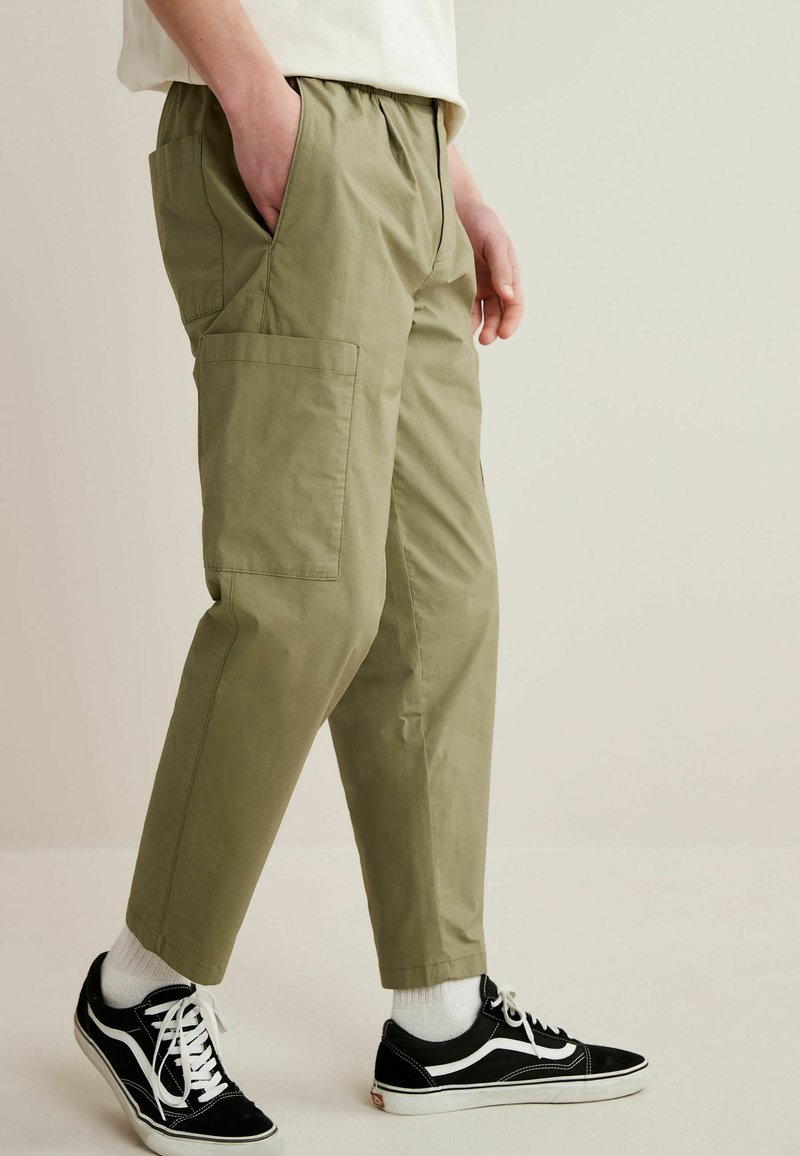Next RELAXED FIT CARGO TROUSERS - Pantalones - khaki green/verde - Zalando.es