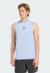 adidas Performance LES MILLS GRAPHIC - Top - glow blue/azul - Zalando.es