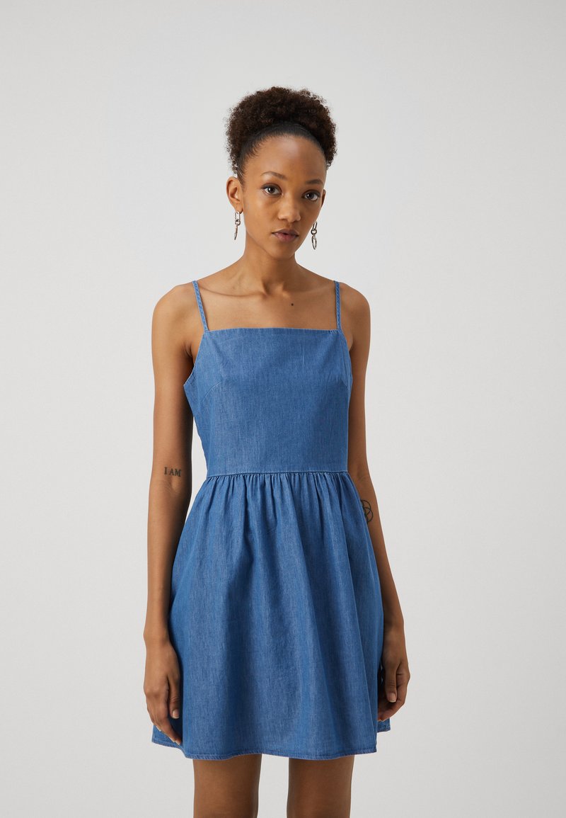 GAP CAMI DRESS - Jeanskleid - light blue denim/light-blue denim ...