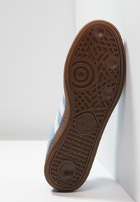 adidas Originals HANDBALL SPEZIAL UNISEX - Sneaker low - ltblue/ftwwht ...