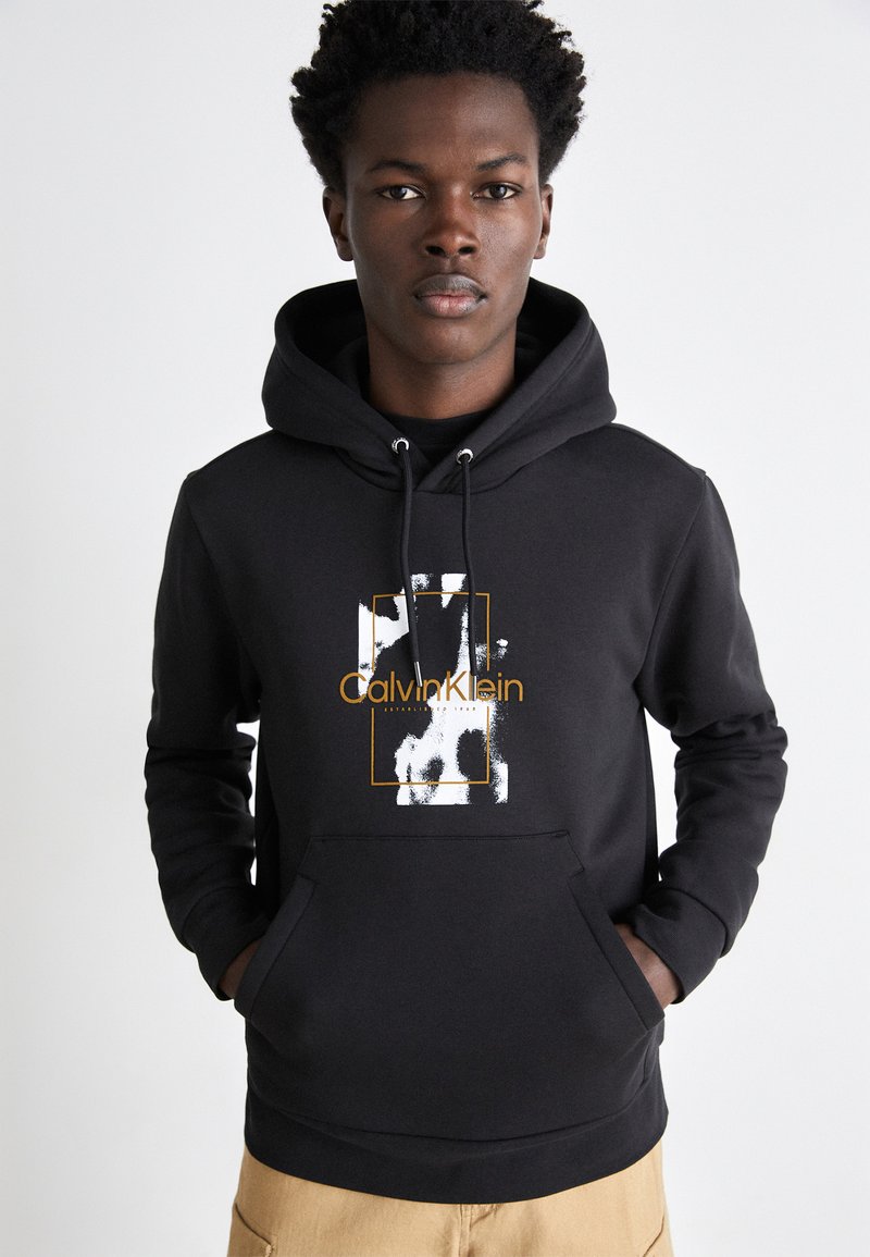 Calvin Klein CAMO LOGO HOODIE - Kapuzenpullover - black/schwarz ...