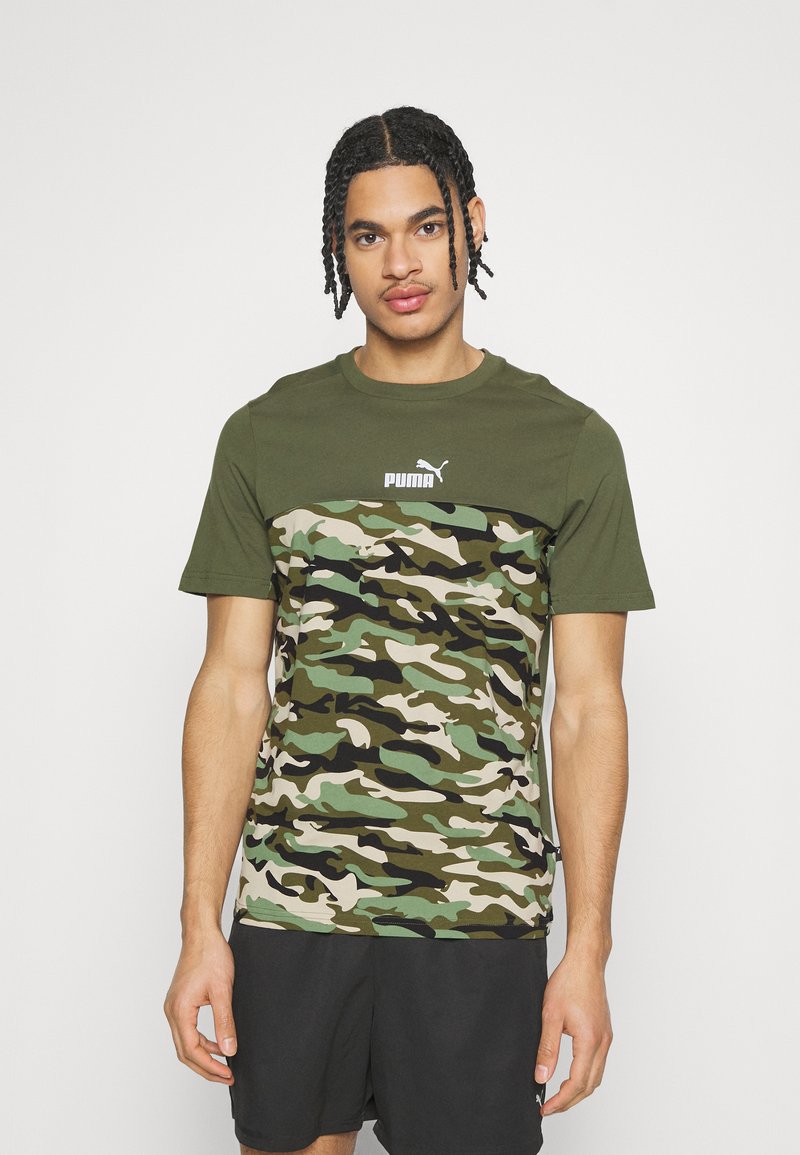 Puma ESS BLOCK CAMO TEE - Sports T-shirts - green moss/grøn - Zalando.dk