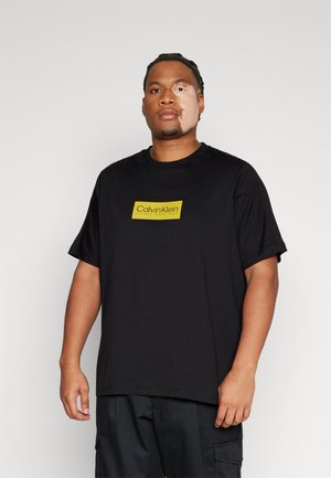 Calvin Klein Jeans Plus SEASONAL MONOLOGO TEE - T-Shirt print - ck black/porpoise/schwarz ...