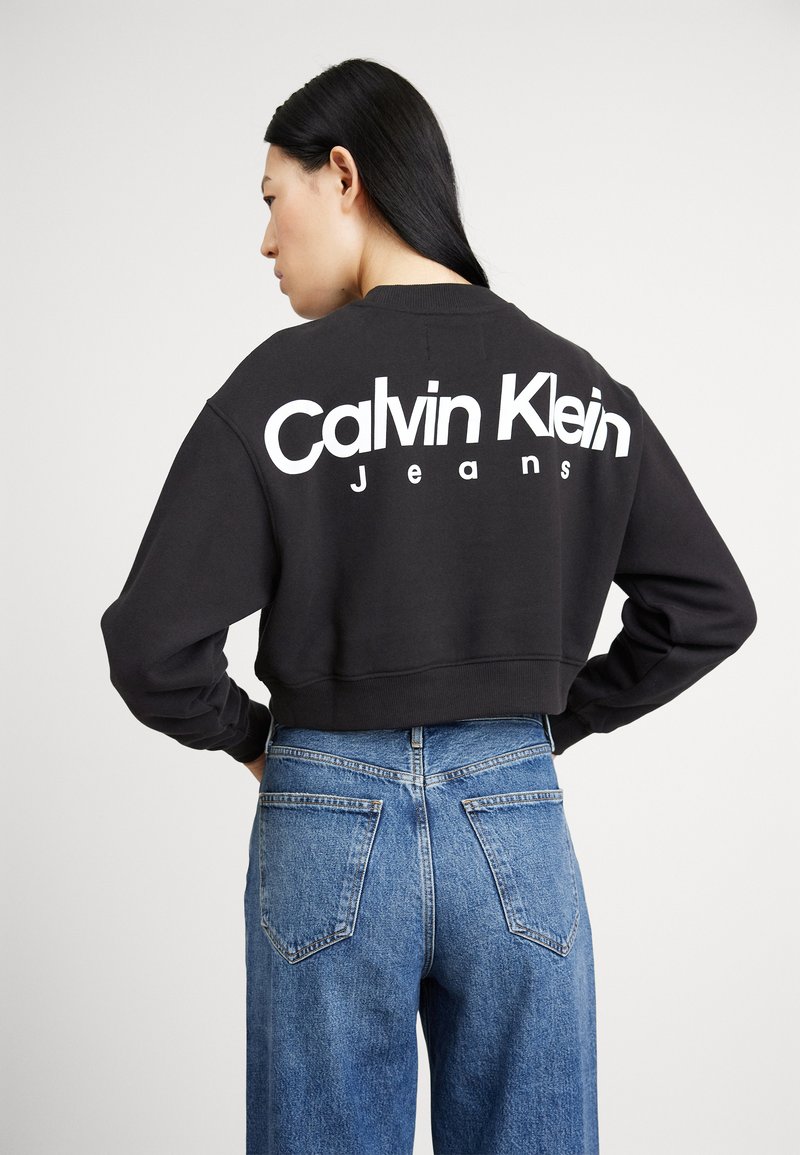 Calvin Klein Jeans EXCLUSIVE BOLD CALVIN GRAPHIC CREW NECK - Pusa ...