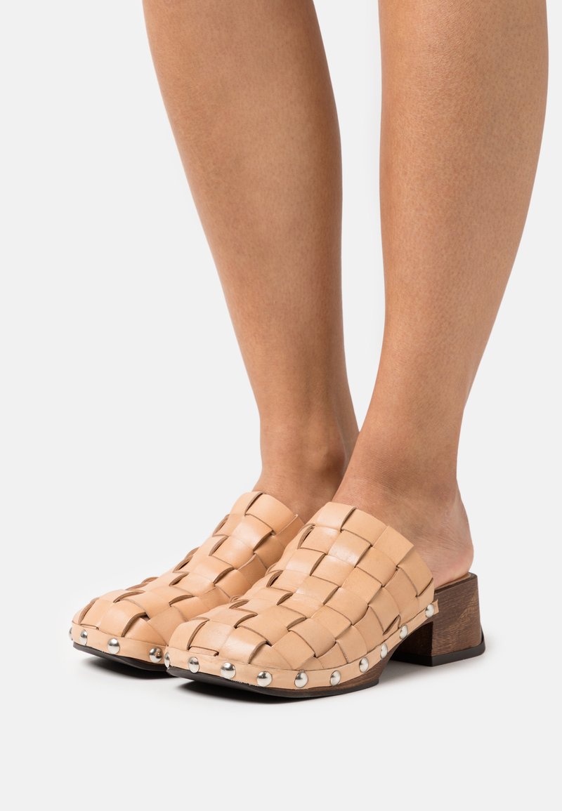 MIISTA ARLENE - Clogs - beige - Zalando.de