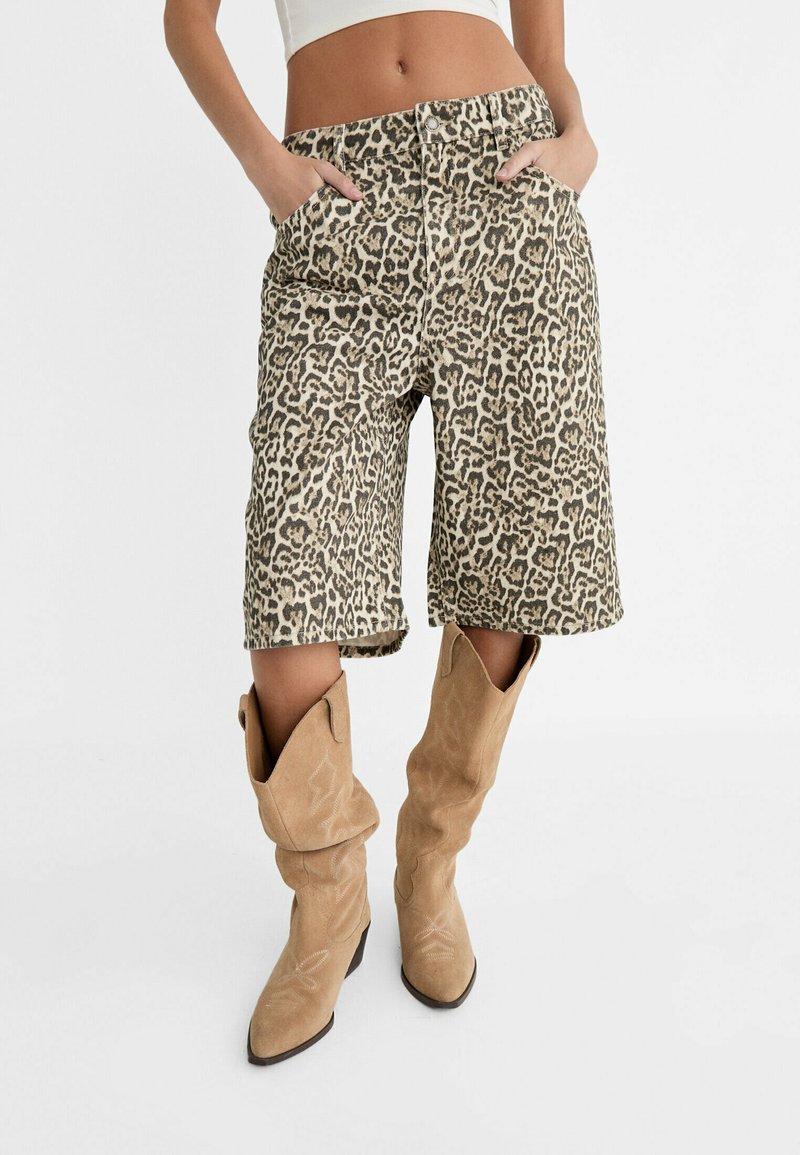 Stradivarius LEOPARD BAGGY BERMUDA - Short en jean - camel - ZALANDO.FR