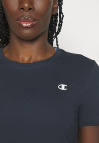 Champion BASIC CREWNECK - T-Shirt basic - dark blue/dunkelblau - Zalando.at