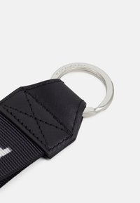 Marimekko KIOSKI JOUKKIO LOGO KEY CHAIN - Schlüsselanhänger - black ...