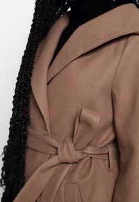 VILA Petite Klassisk frakke - brown/brun - (Pre-owned) - Zalando.dk