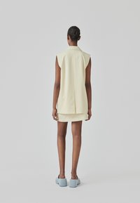 Modström DARIN VEST - Weste - pale sun/hellgelb - Zalando.ch