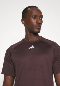 adidas Performance GYMHEAT - Camiseta deportiva - shadow brown/marrón ...
