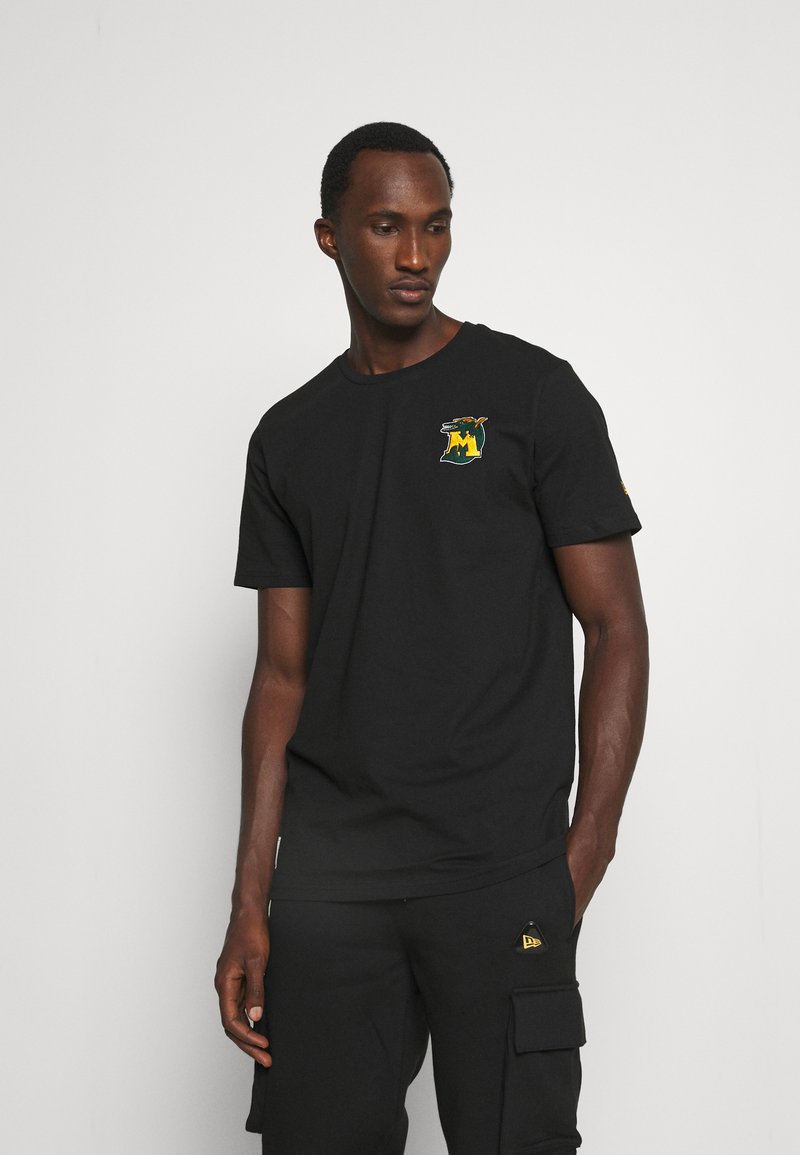 New Era MADISON MUSKIES HERITAGE PATCH TEE - Klubbkläder - black/svart ...