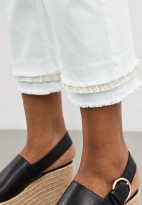 Samoon 7/8 TROUSERS WITH FRINGES - Jeans Slim Fit - white/weiß - Zalando.ch