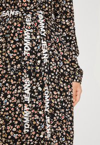 Tommy Jeans FLORAL BELTED MIDI DRESS - Robe chemise - multi-coloured ...