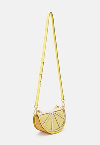 kate spade new york LEMON DROP WICKER 3D CROSSBODY - Handtasche ...