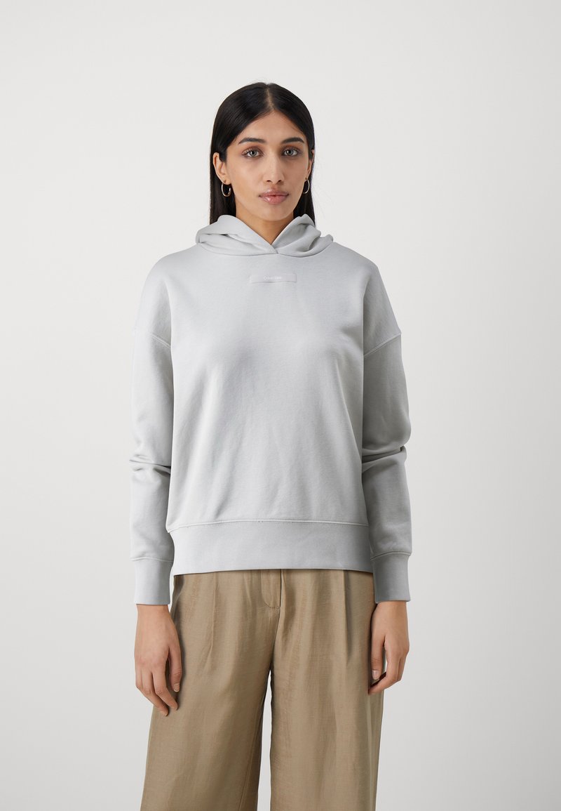 Calvin Klein MICRO LOGO HOODIE - Sweatshirt - sand pebble/off-white ...