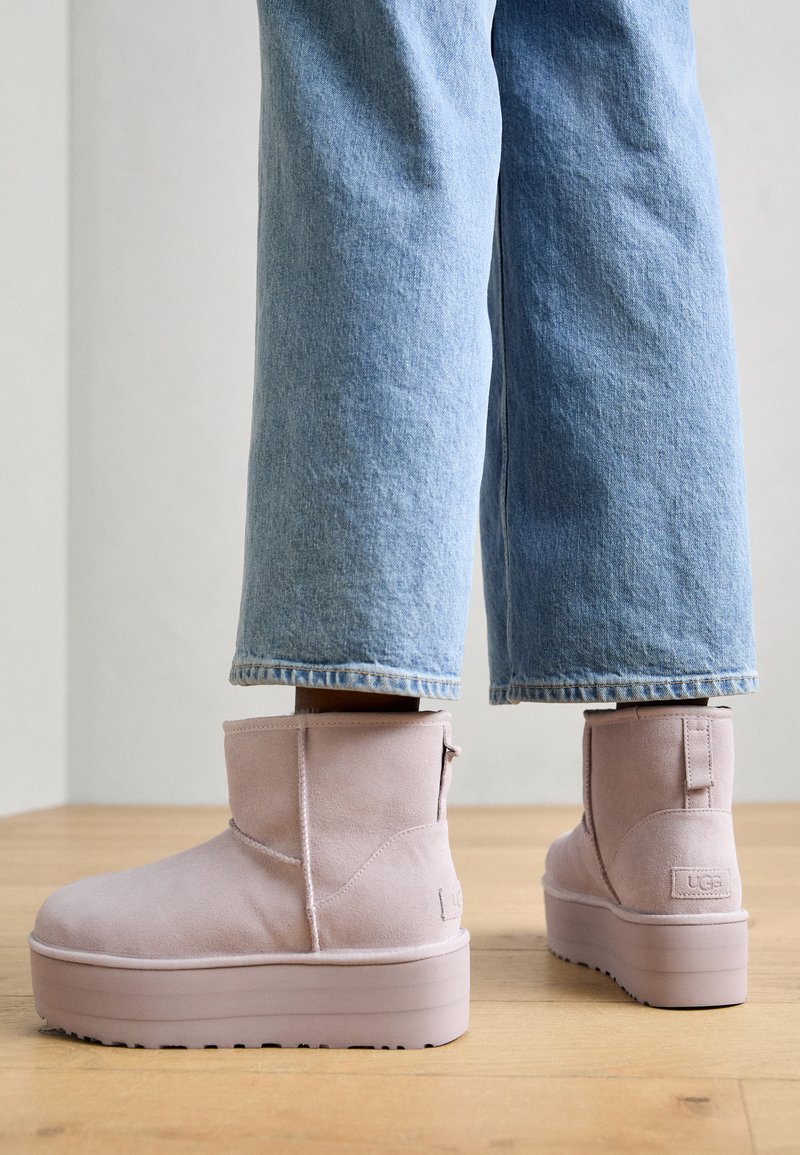 UGG CLASSIC MINI PLATFORM - Botines con plataforma - pale smoke/rosa ...