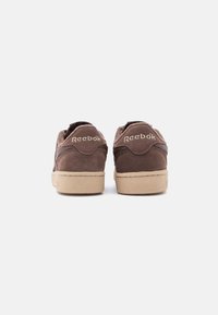 Reebok Classic CLUB C REVENGE VINTAGE II - Joggesko - simple brown ...