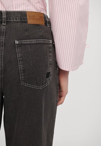 Baum Und Pferdgarten Nanny Jeans Relaxed Fit Black Worn Denim Grå