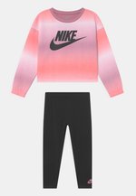 Nike Sportswear PRINTED CLUB SET - Tepláková souprava - black/černá ...