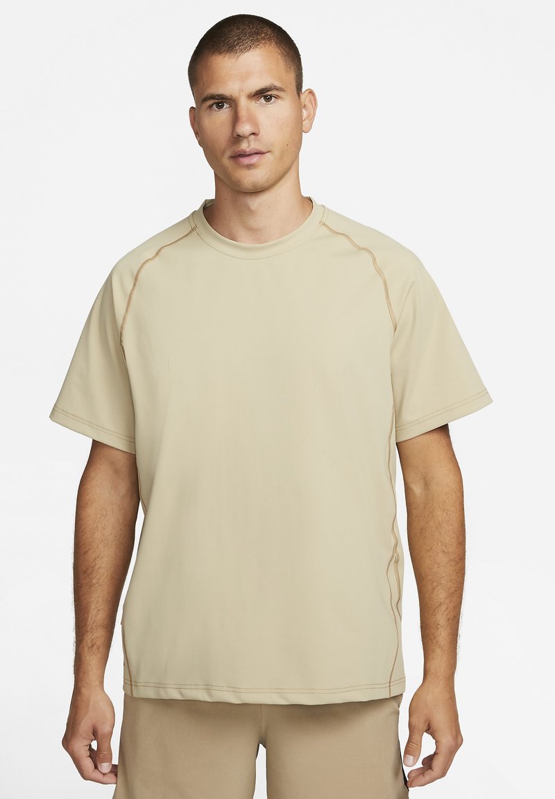 Nike Performance M NK DFADV AXIS SS - Sports T-shirt - limestone dark ...