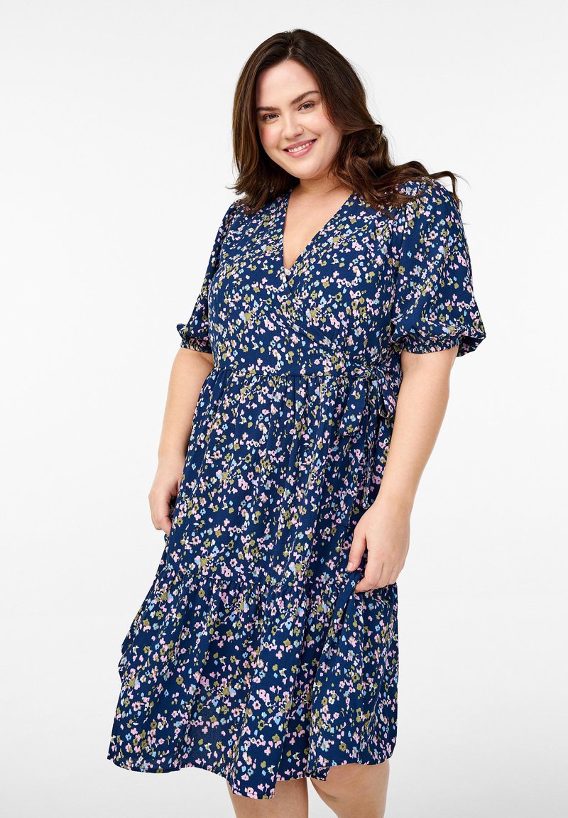 Zizzi WICKEL MIT KURZEN ÄRMELN - Day dress - begonia p ditzy aop/blue ...