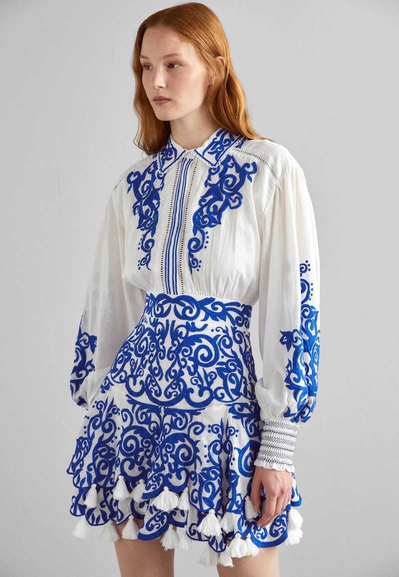 Alice + Olivia LORYN MINI - Freizeitkleid - white/sapphire/blau ...