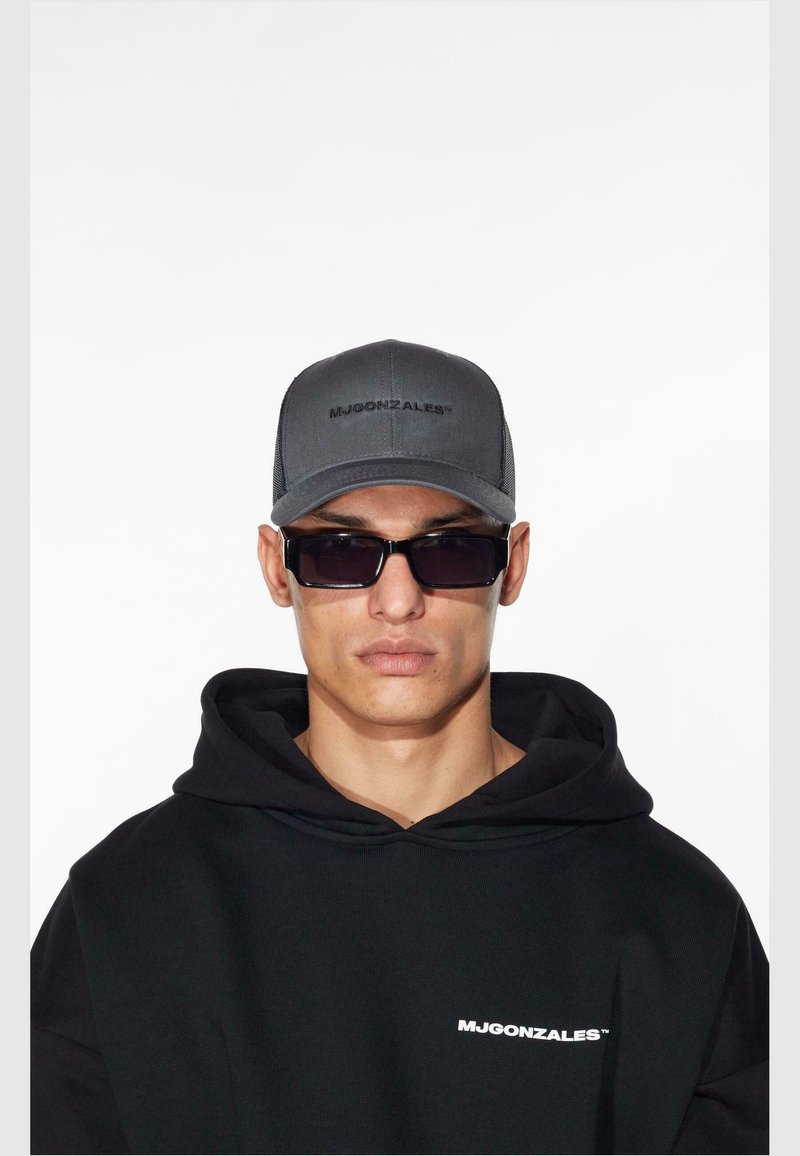 MJ Gonzales UNISEX MJG RETRO TRUCKER - Cap - charcoal black/schwarz ...
