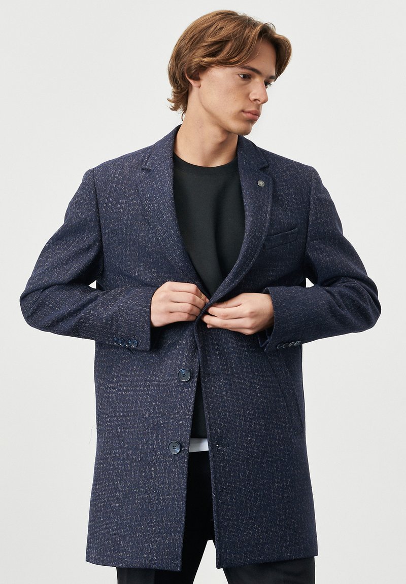 AC&CO / ALTINYILDIZ CLASSICS STANDARD FIT FIGURED - Short coat ...