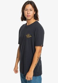 Quiksilver TRADESMITH - POUR - T-Shirt print - ktp/schwarz - Zalando.ch