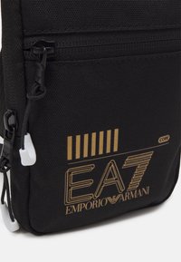 EA7 Emporio Armani TRAIN CORE MINI POUCH BAG UNISEX - Bandolera - black/gold/negro - Zalando.es