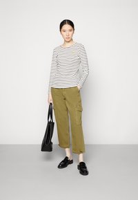 Kaffe ELEKTRA CROPPED PANTS - Cargobroek - washed lizard/groen - Zalando.nl