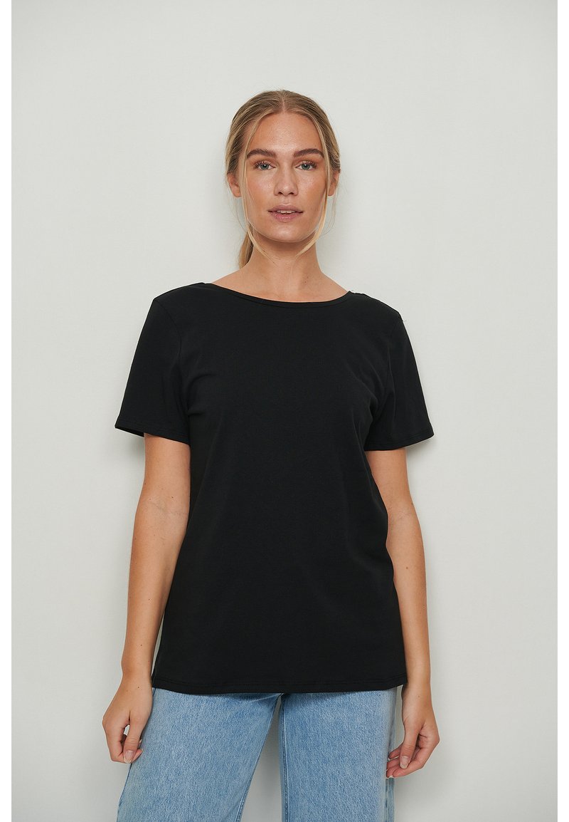 NA-KD 2-PACK DEEP BACK - T-Shirt basic - black/white/weiß - Zalando.at