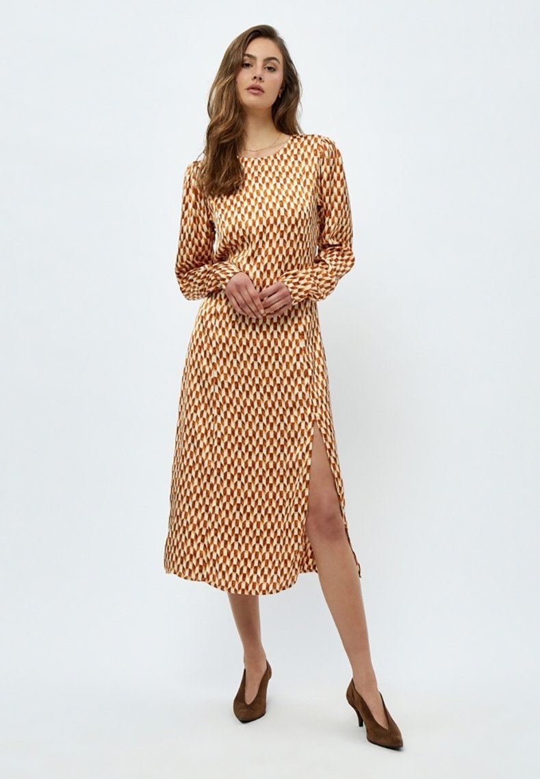 Minus KASSARIA GRS - Freizeitkleid - desert sand graphic print/sand ...